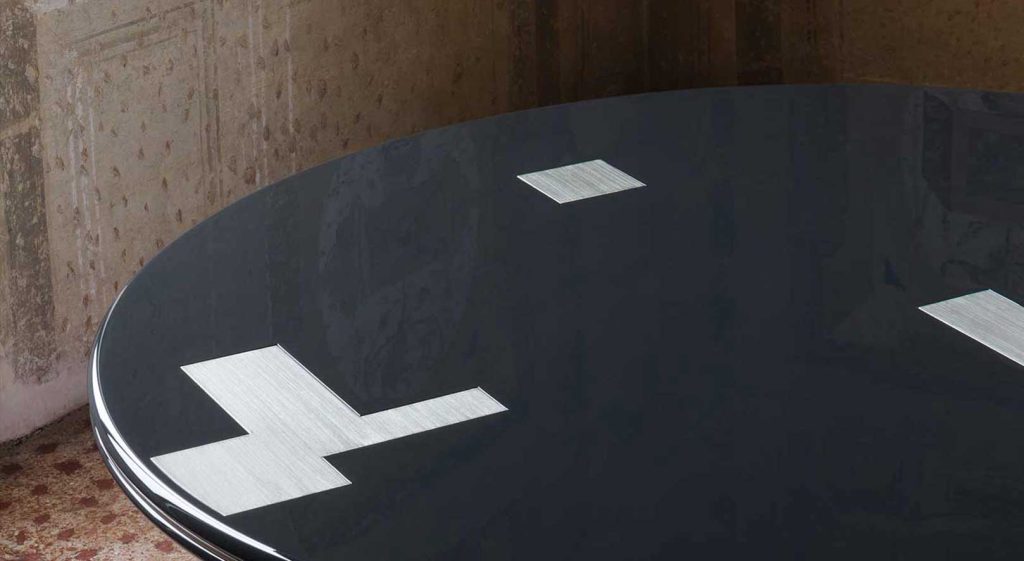 DOMINO top - Monography